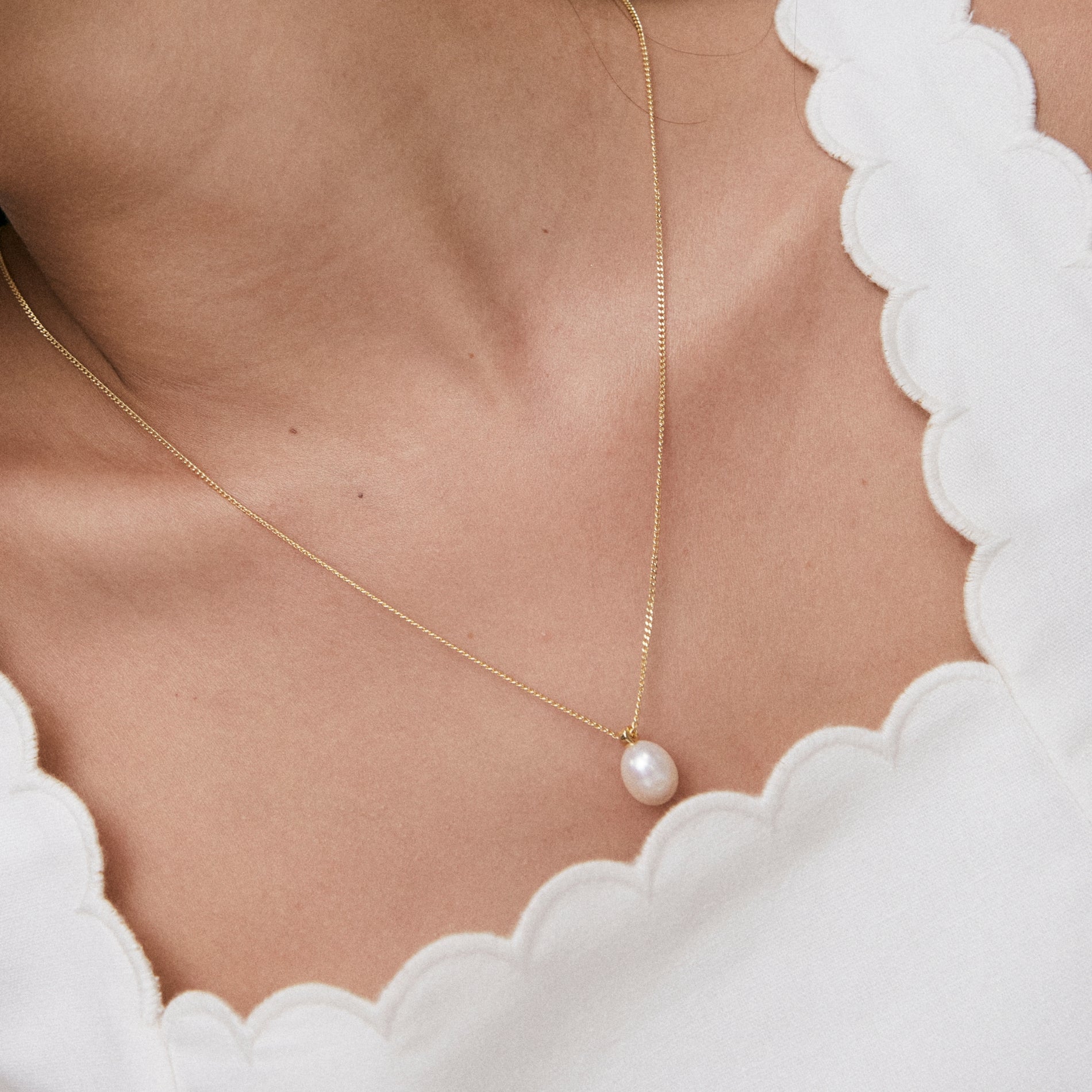 SANDRA PEARL DROP NECKLACE – SOPHIE CROWN